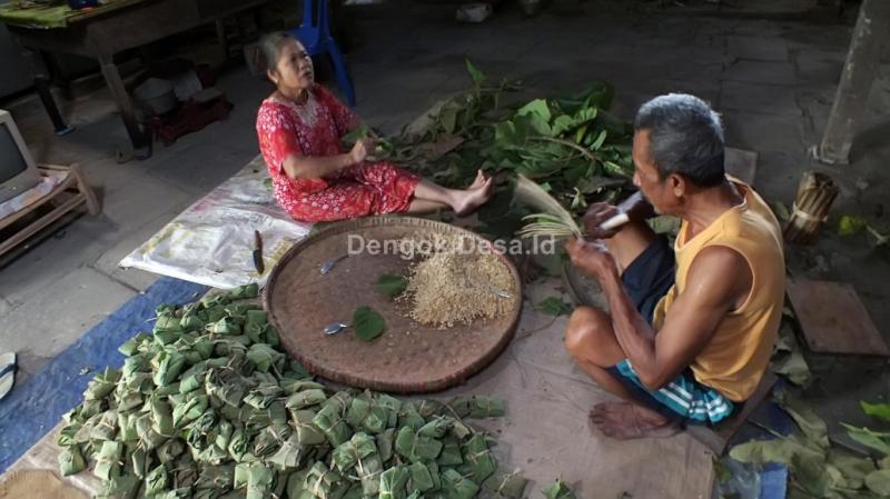 Di Zaman Serba Moderenisasi Tempe Godong Bu Ngaisyah Masih Digem